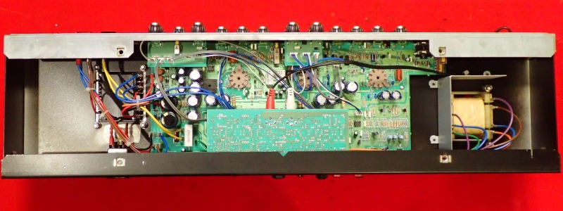 上面のシンプルさと打って変わってシャーシ内部は電子機器のようにプリント基板が配置され、真空管ソケットもプリント基板に直接ハンダで固定されています。